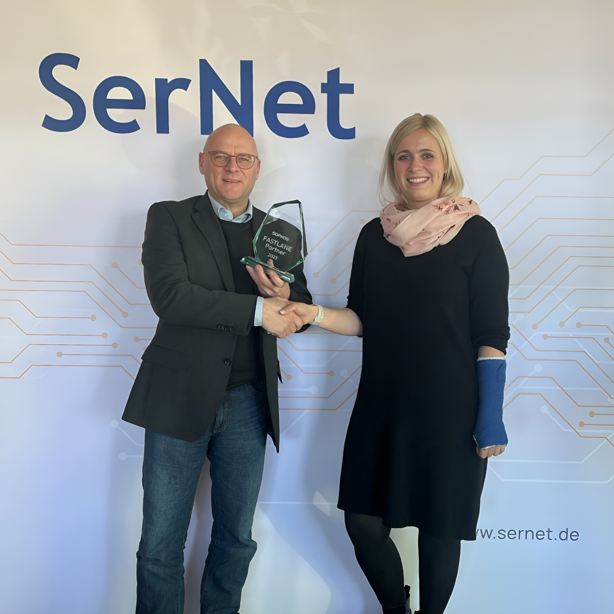 Infinigate presents "Sophos Fastlane Award" to SerNet