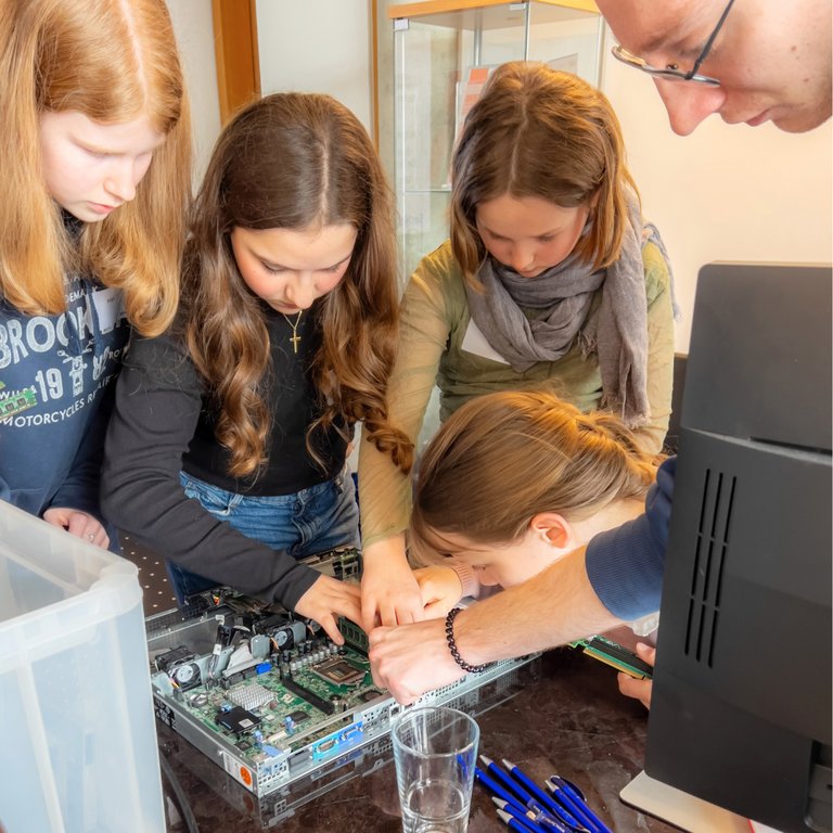Insight into the world of IT: How a server comes to life
